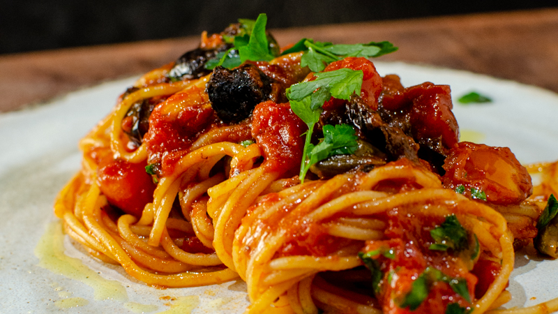 Bon comme là-bas Spaghetti alla puttanesca - Bazar Magazin | Magazine ...